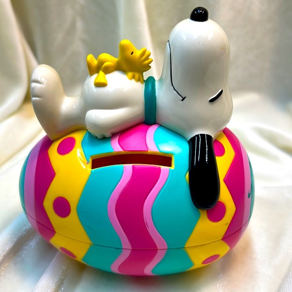 Peanuts | Other | Whitmans Chocolates Peanuts Snoopy Bank Vintage ...